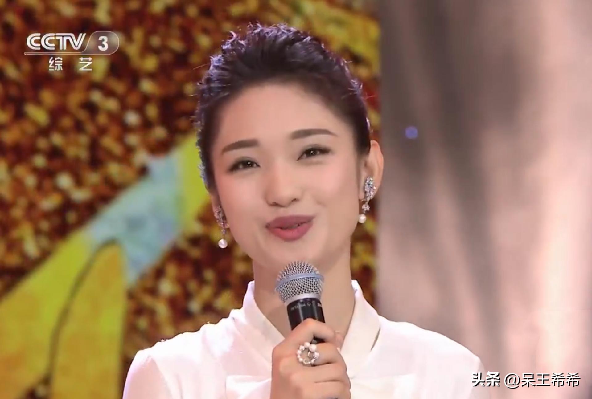 Now CCTV host Lan Yu is really "hot" - iMedia