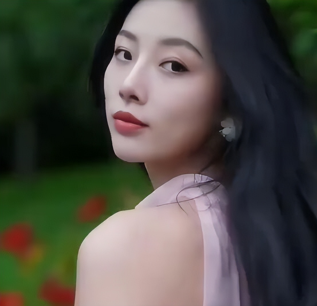 Dong Sijin has changed her style! From passionate and hot to graceful ...