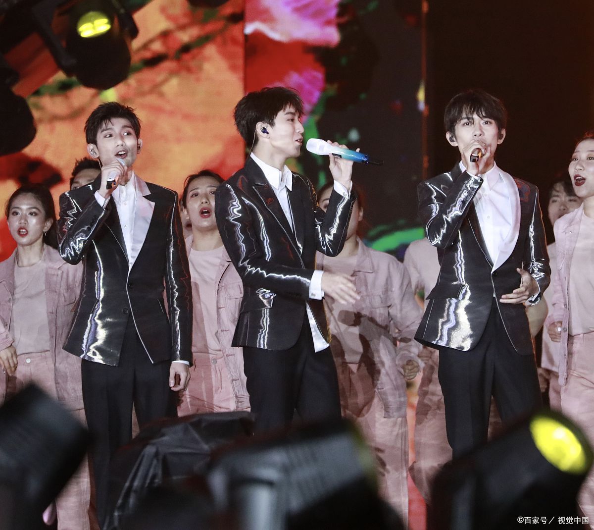 Tickets for "TFBOY Ten Years' Date Concert" are sky-high, with 2 million people rushing to grab ...