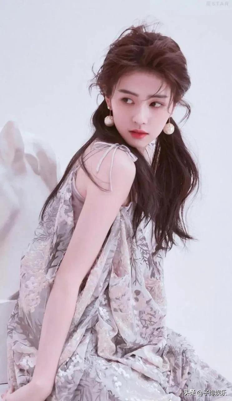 The darling of the entertainment circle, Bai Lu, has a perfect figure ...