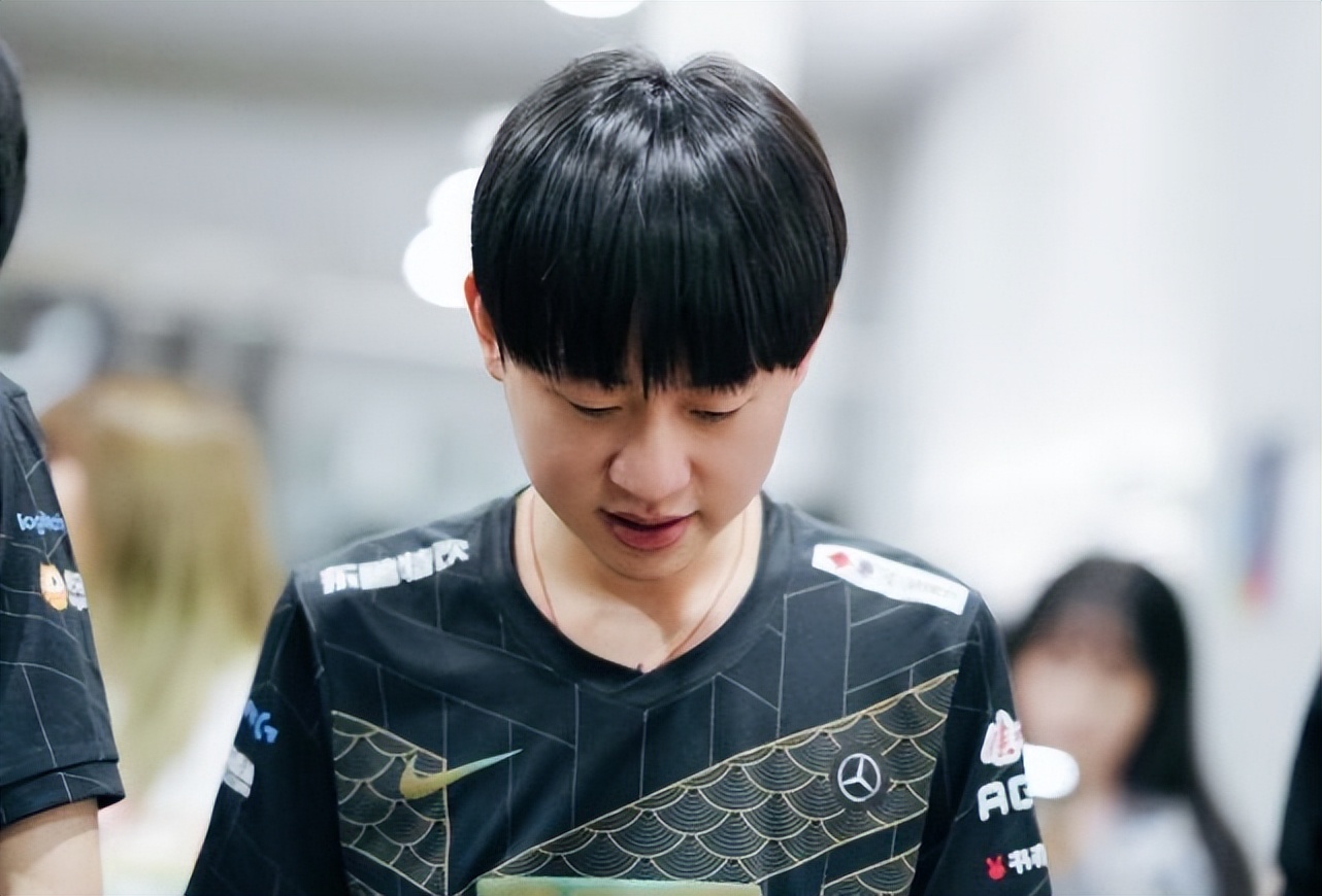 RNG announced the voice of the team, Xiaohu was scolded for sending his head, and he was still ...