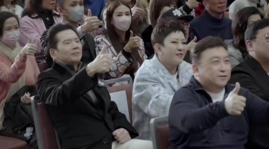 Wang Jinghan attended the event with his wife and daughter. His wife ...