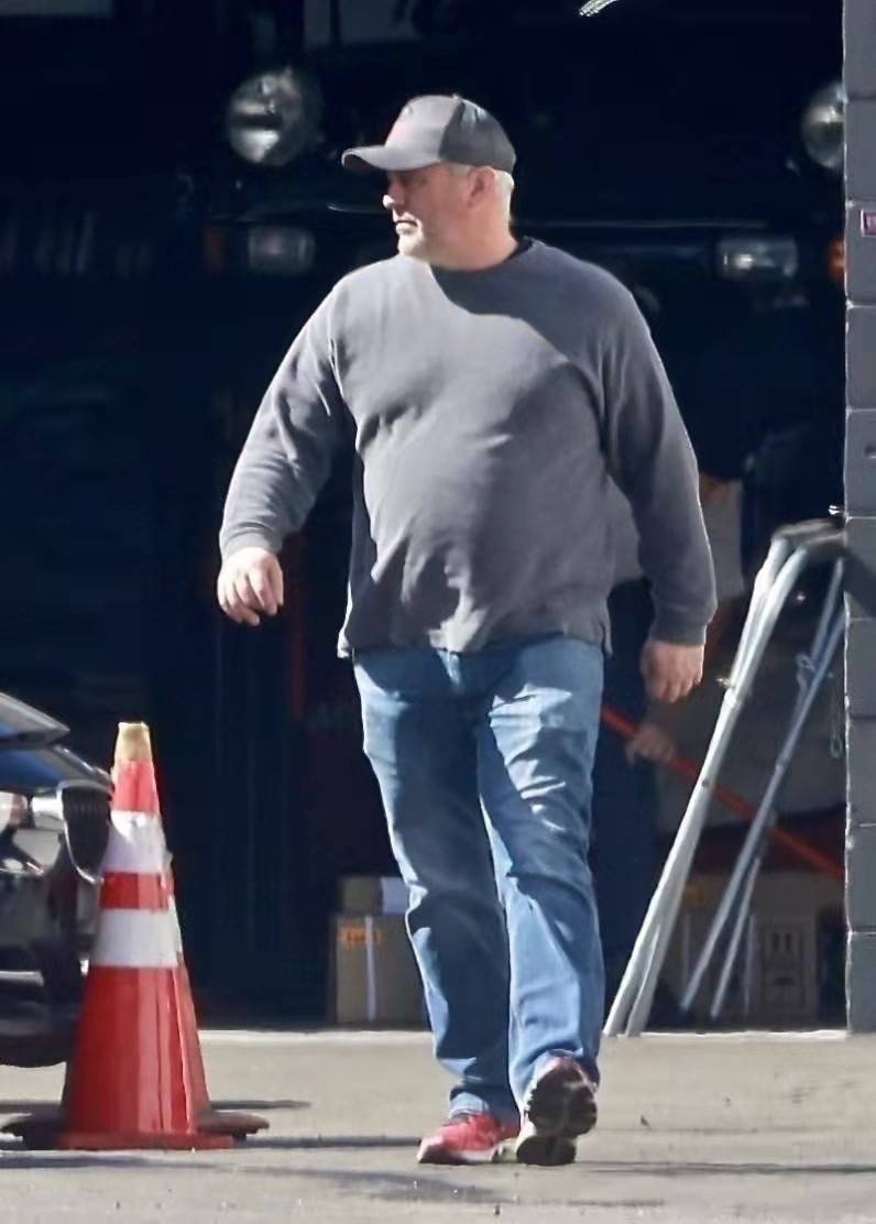 54-year-old Friends Joey is so fat, with pale hair and a big stomach ...