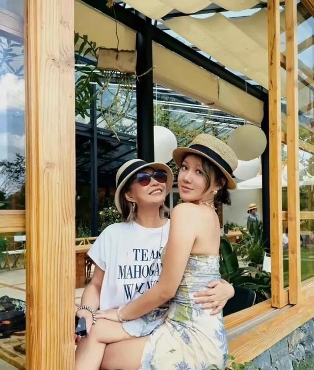 54-year-old Li Jing has become a tall beauty, 55-year-old Sun Nan is so thin that he is ...