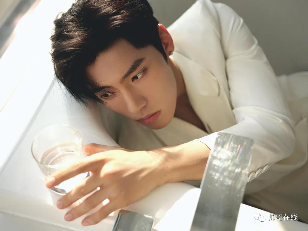 186 The long-legged and thin-muscle actor shows off his muscles for the ...