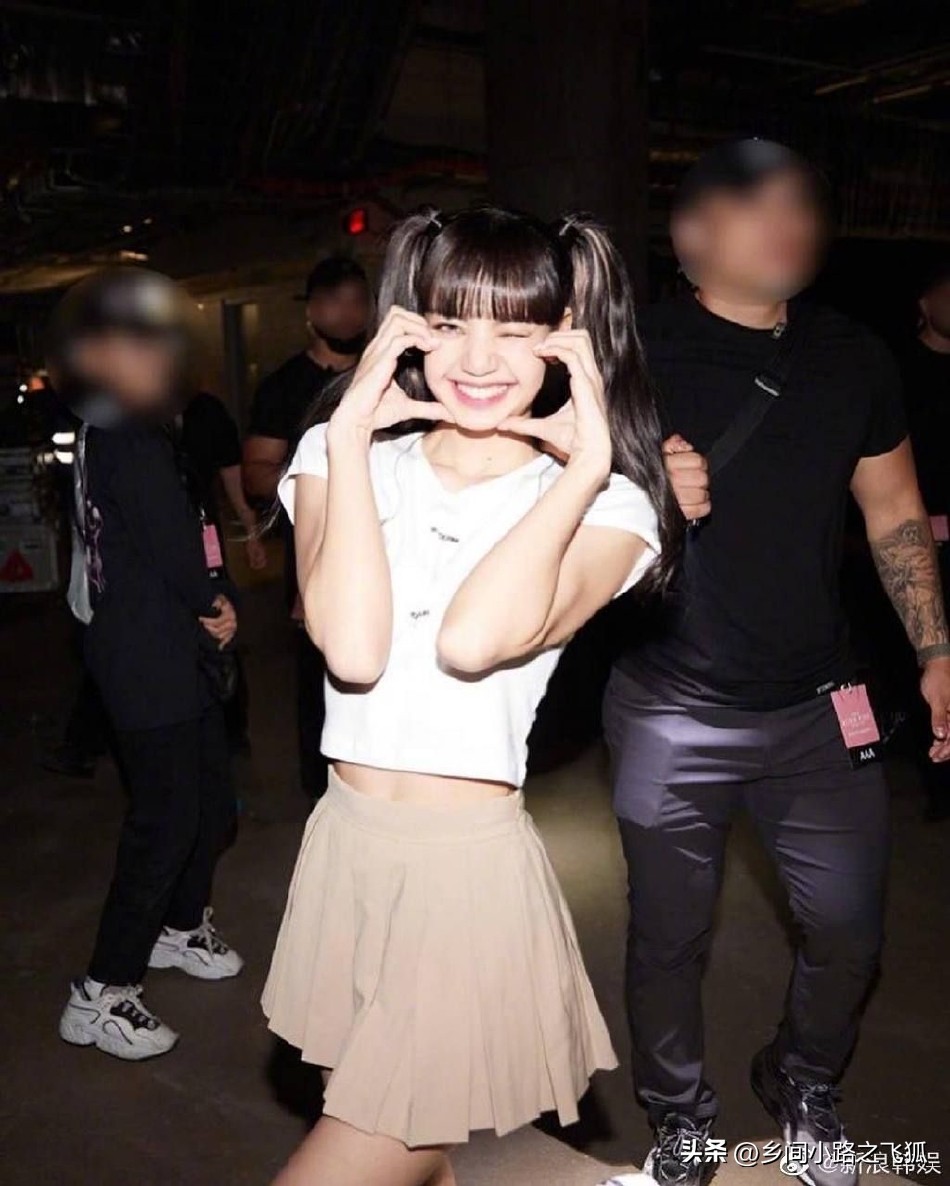 Lisa posted a backstage photo of the US concert with a pair of ...