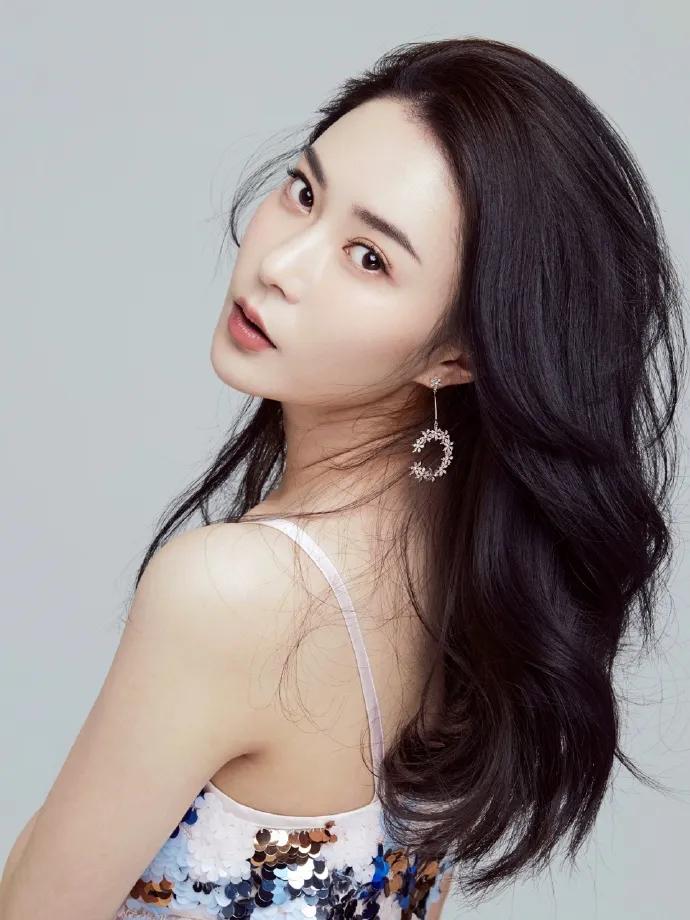 Hu Ran, a glamorous and noble beauty - iNEWS