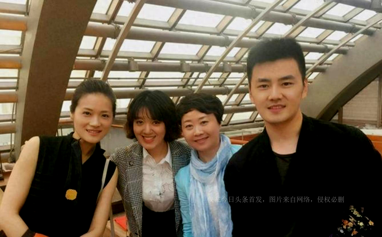 The 33-year-old news anchor meets Ning Zetao, marries a beautiful wife ...