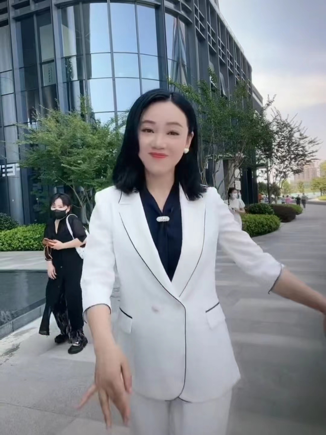 The well-known host Zhou Qun danced on the streets, and his exaggerated ...