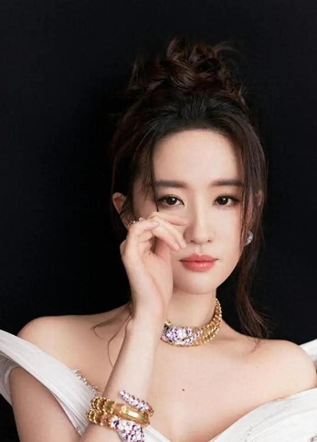 The duck in the mouth flew away! Liu Yifei finally paid for her mother ...