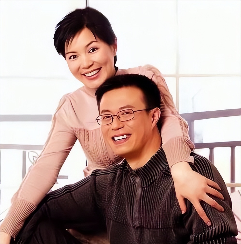 CCTV host Bai Yansheng: After marriage, his wife is paralyzed and still never leaves, and now ...