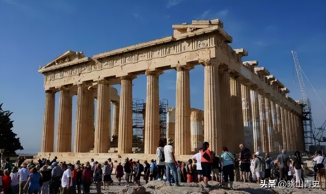 What are the characteristics of the architecture of the Greek Classical ...