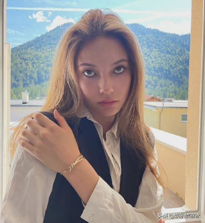 The champion Gu Ailing and Liu Haoran took a group photo, and took a ...