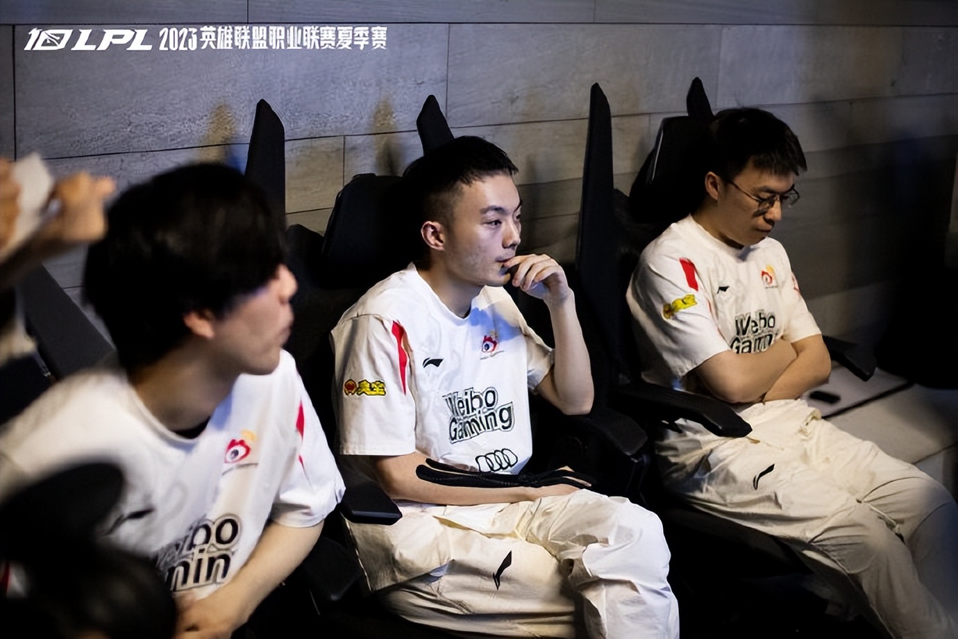 JDG may set a new winning streak against iG, EDG will face FPX in a key battle, and Uzi will ...