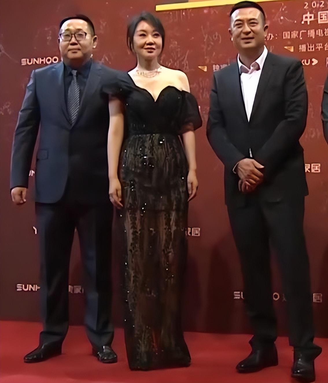 Feitian Awards Red Carpet Competition!Sun Li's purple skirt and black ...