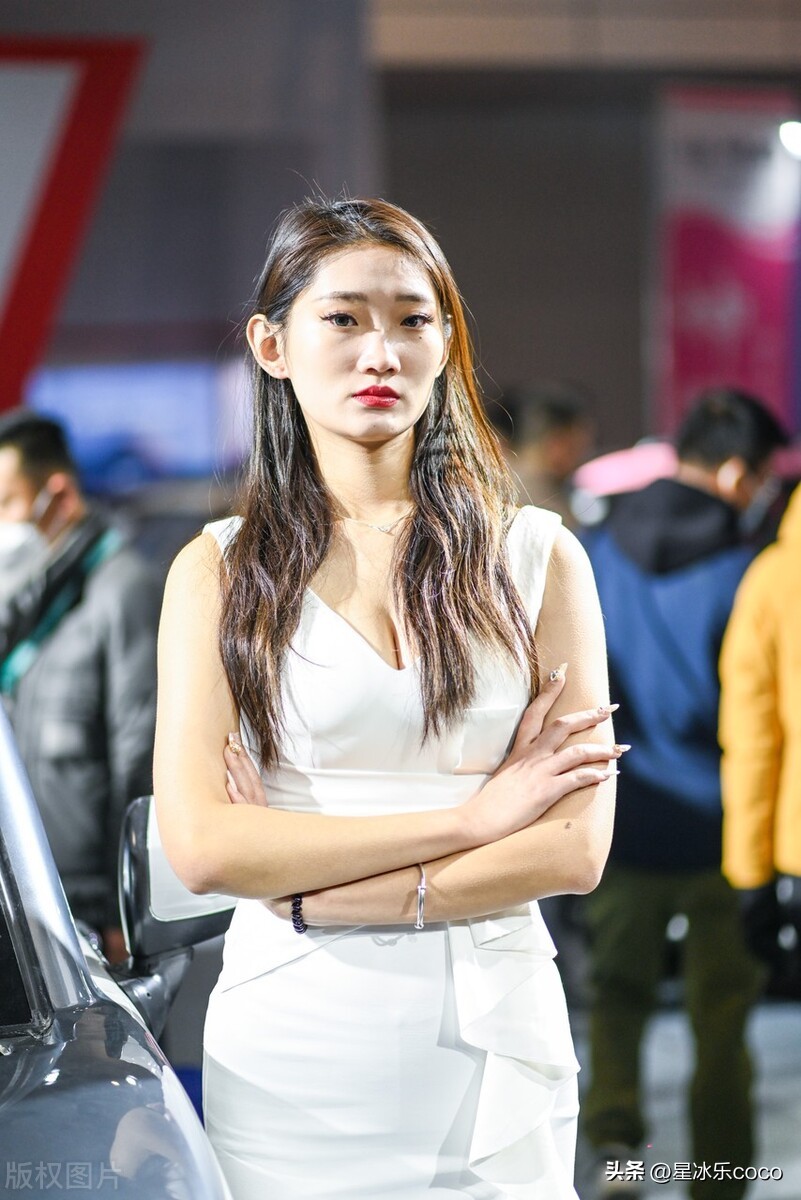 Many beautiful car models appeared on the stage of various exhibitors ...