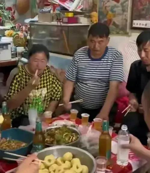 Zhu Zhiwen is a farmer singer, a professional singer, and a singer ...