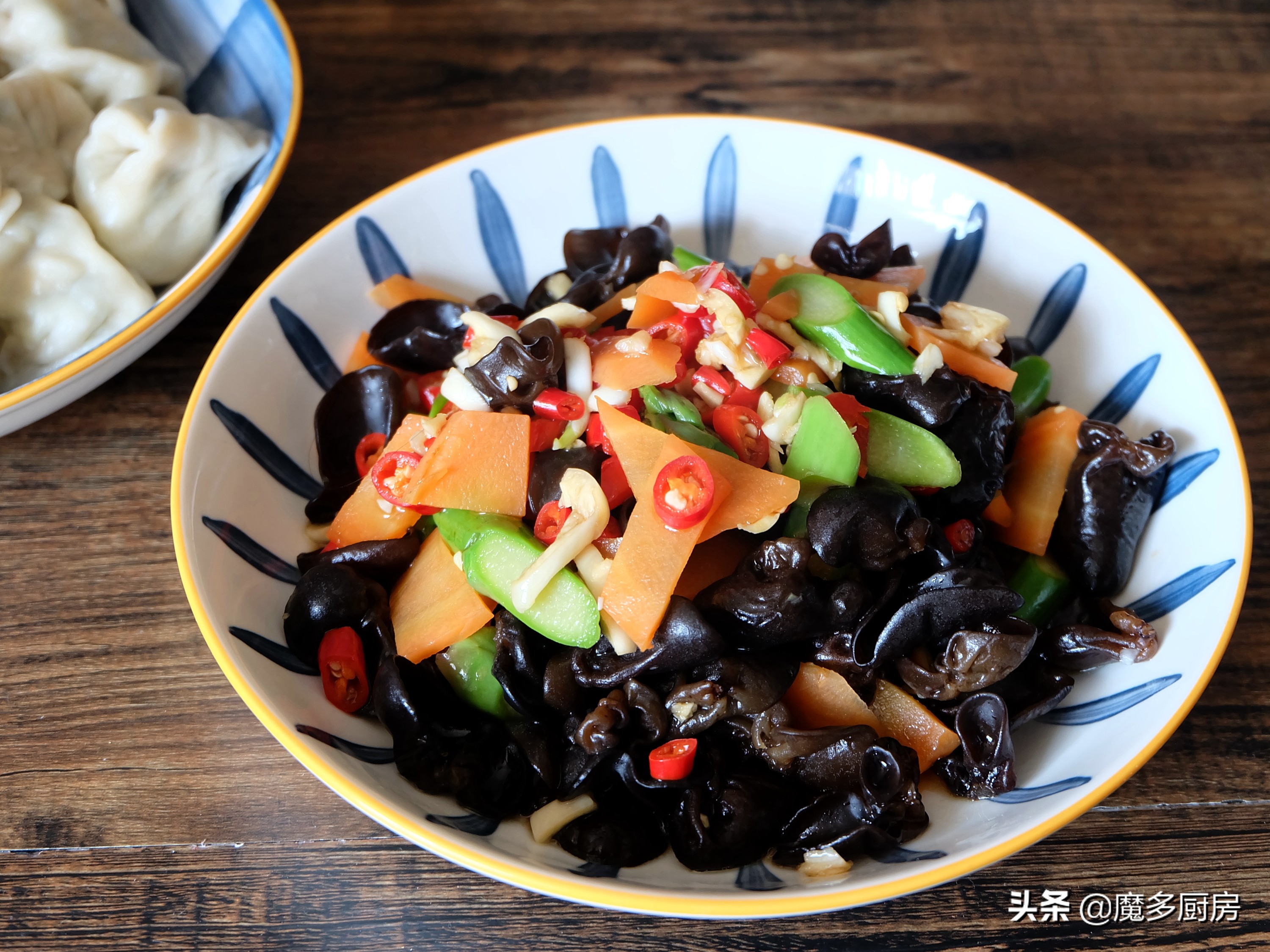 This plate of spicy fungus is refreshing, appetizing, and delicious ...