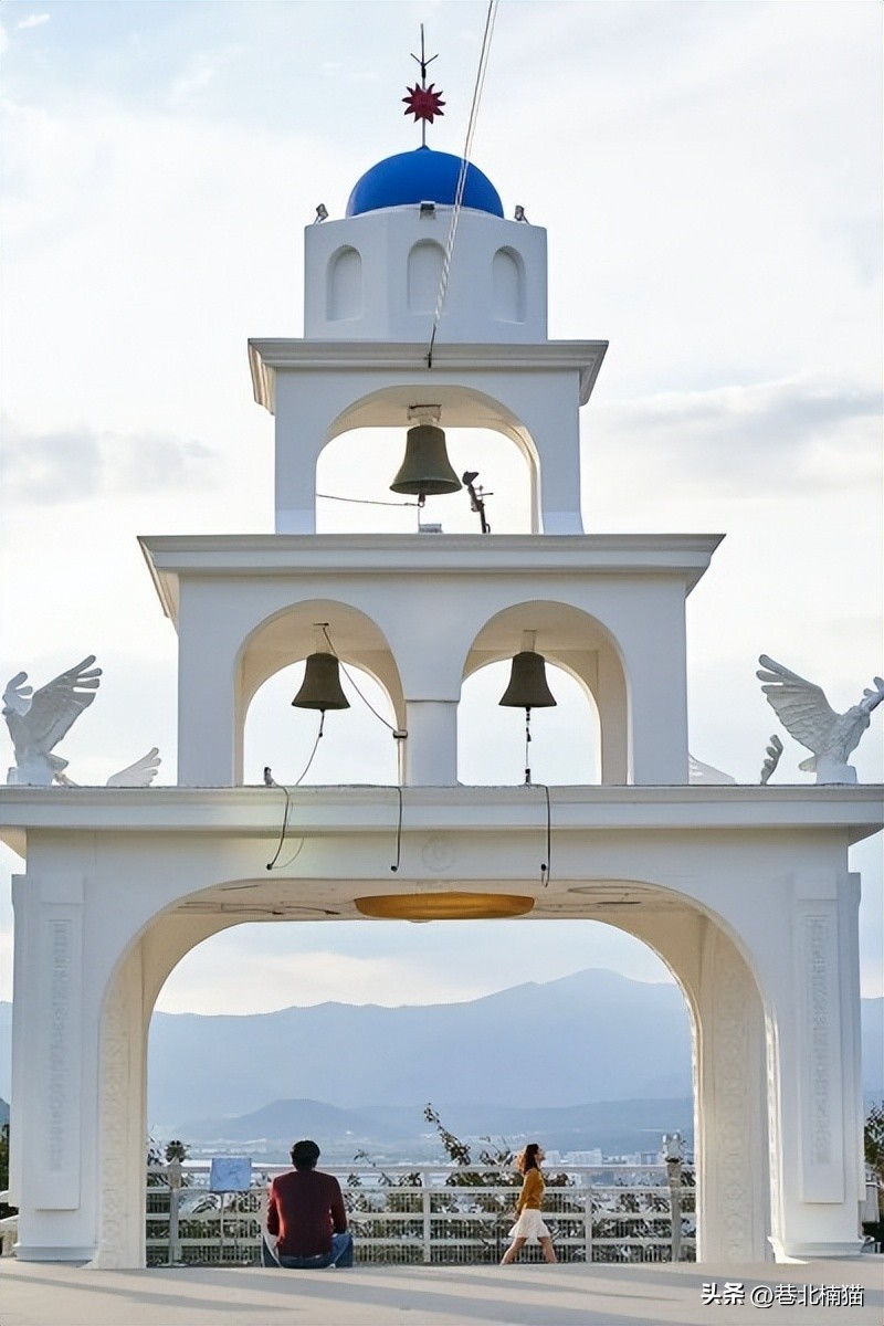 What kind of emotional description and narrative structure is used in ...