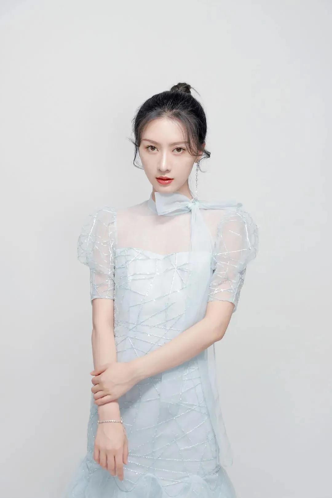 Li Yizhen's beautiful pictures - iNEWS