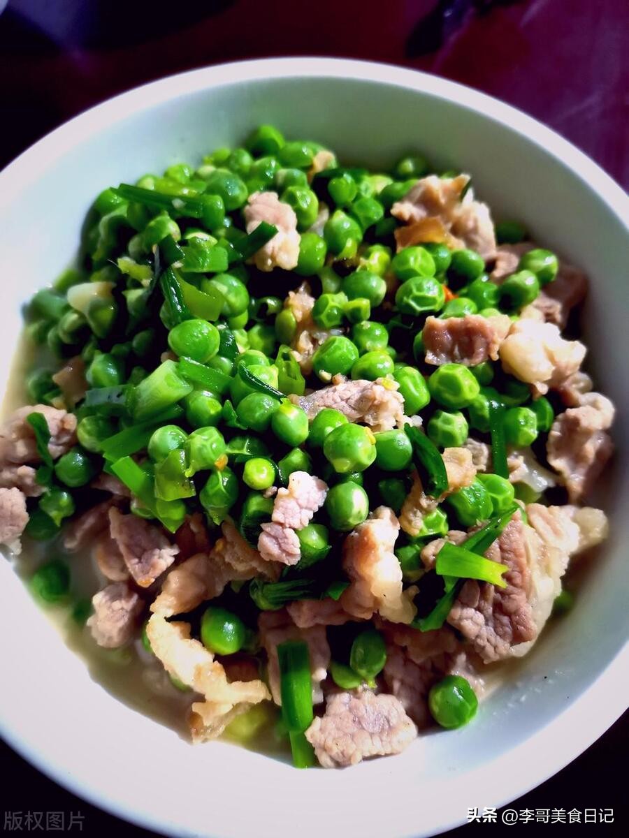 Delicious pea fried meat recipe, the color of peas is green, the diced ...