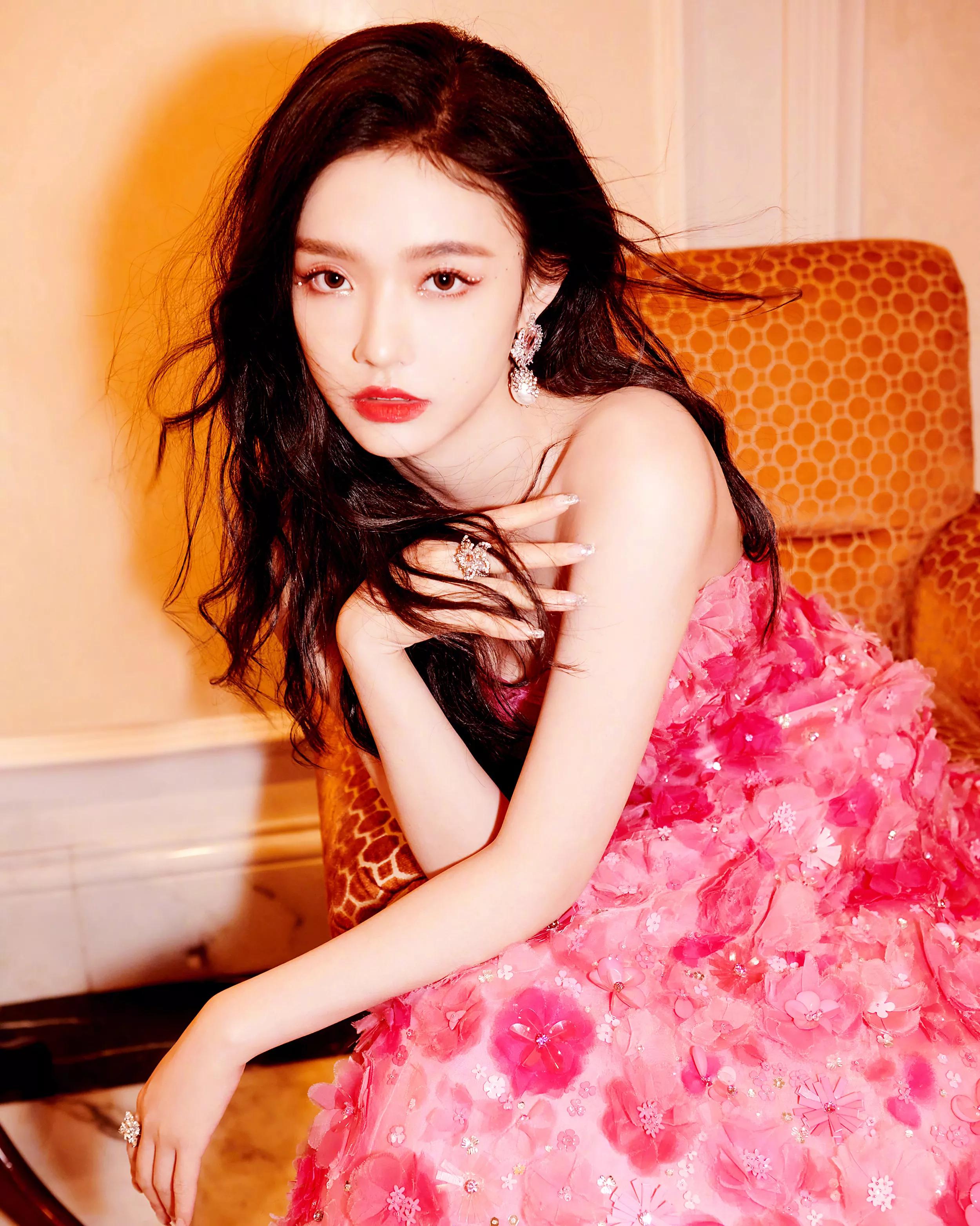 Lin Yun hosted the New Year's Eve party, wearing a pink flower dress ...