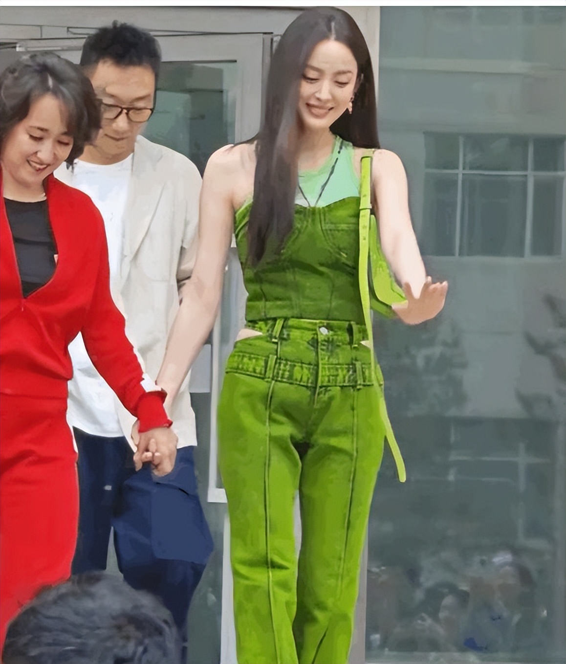 Gu Li Nazha went back to her alma mater to wear bold outfits, with a ...
