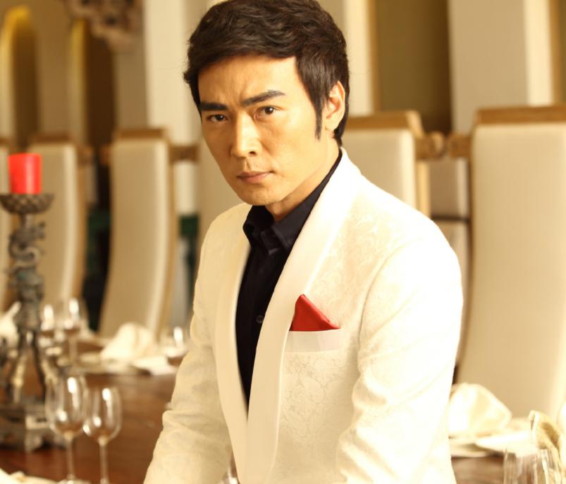 55-year-old Jiao Enjun posted a recent photo, with long hair and shawl ...