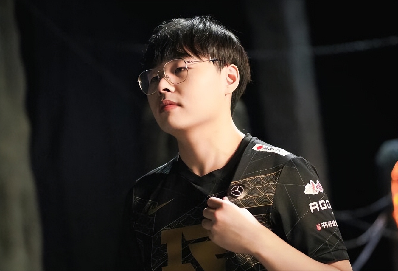 After being criticized, RNG did not change his stubbornness and ...