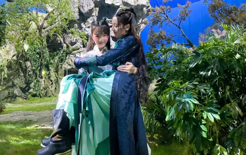 Why is the "Princess Hug" so easy in the play?When the camera comes to ...