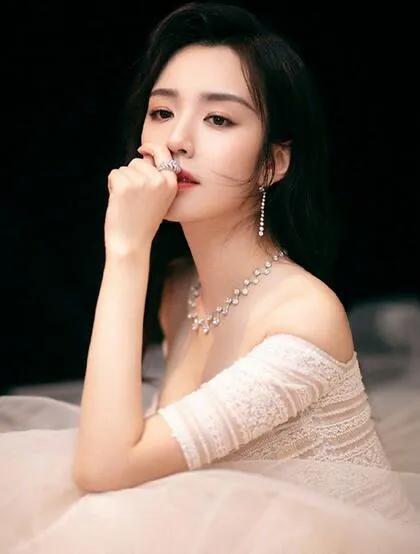 Wang Xiaochen, with fair skin and beautiful appearance, plump figure, graceful temperament, sexy ...