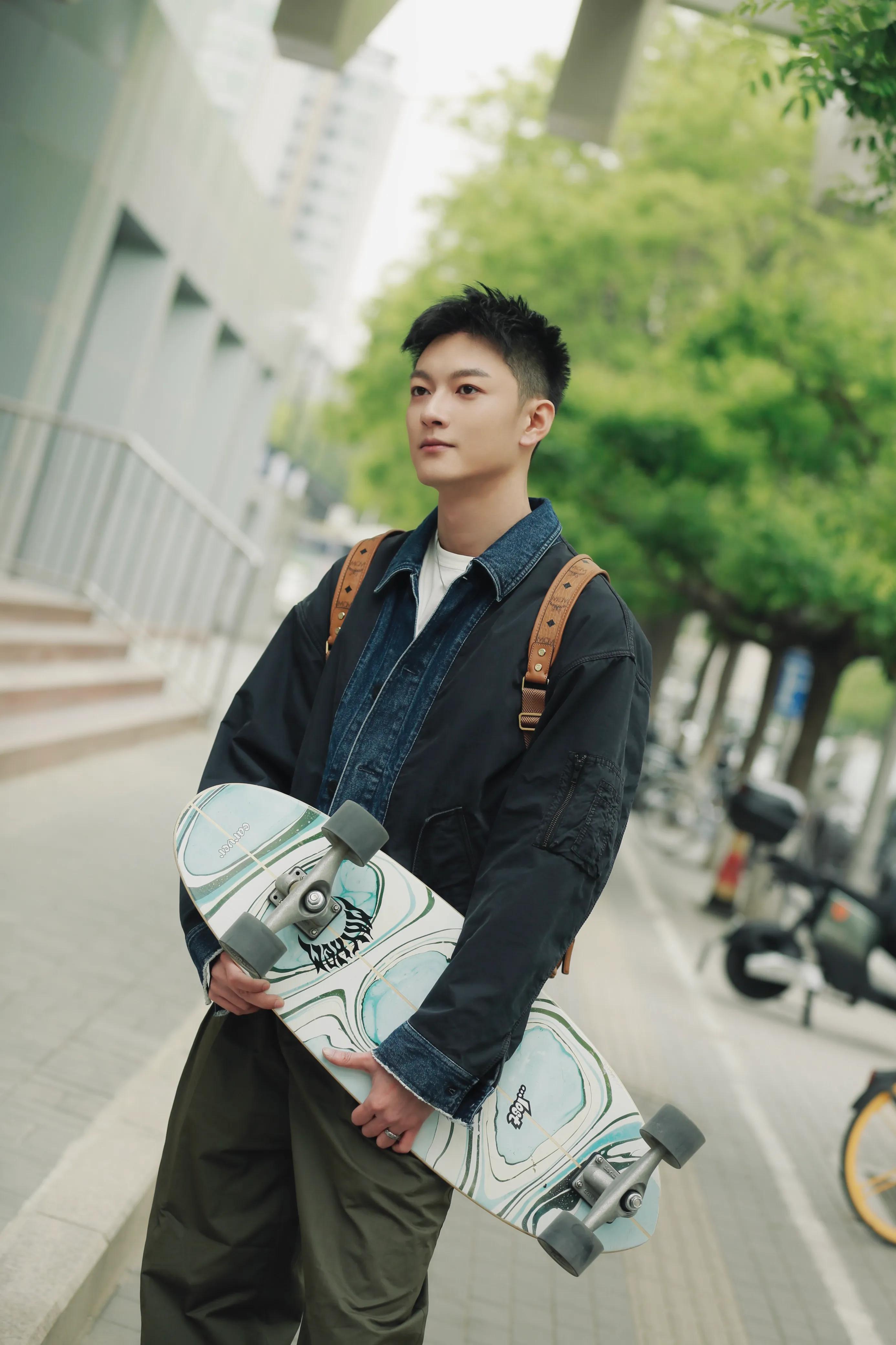 "Come for You Back to the Light" is released on the street of Zhang ...