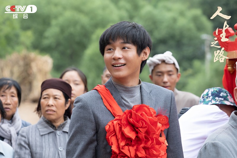 "The Road to Life" opens with bitter irony, whether Liu Qiaoling's post-marital tragedy was ...