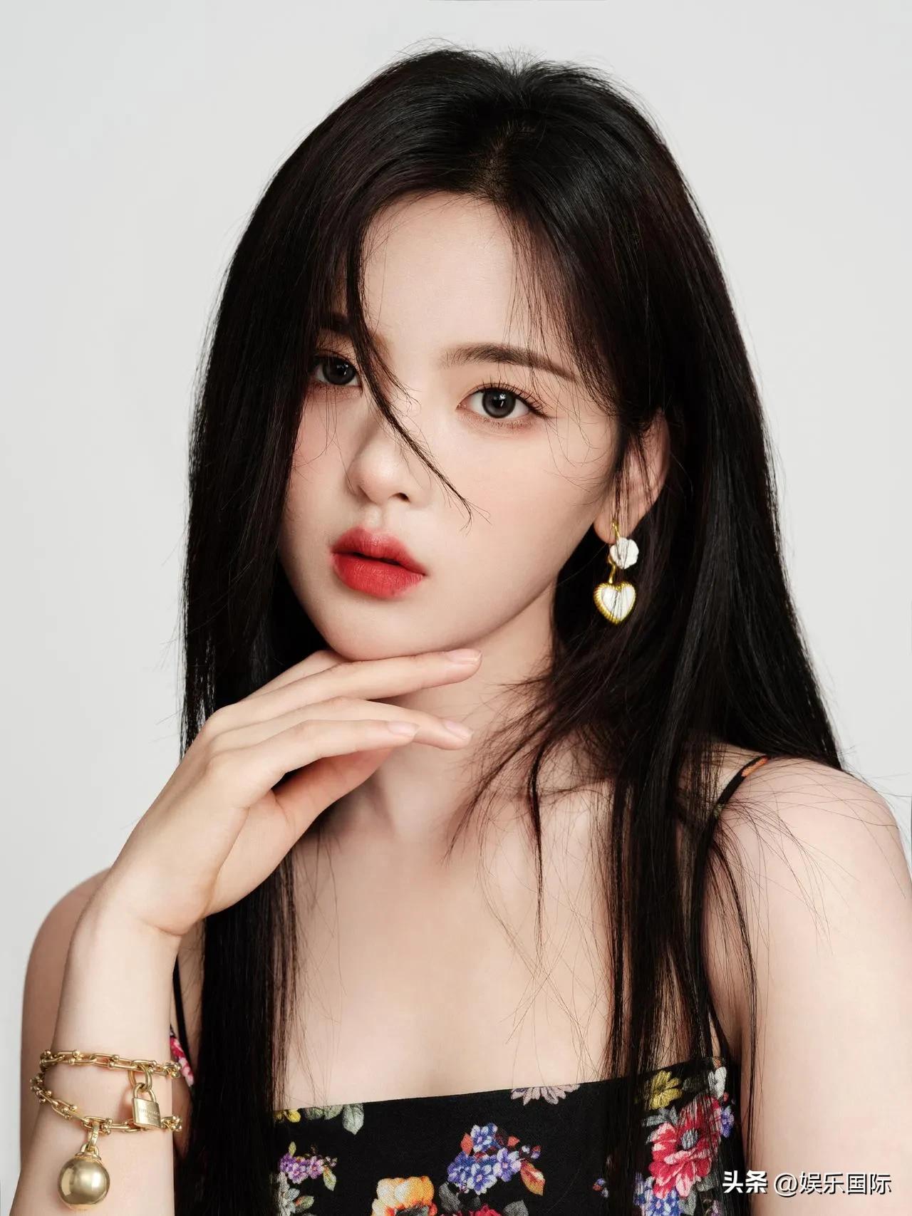 Yang Chaoyue's new photo reveals super small face, big eyes and perfect ...