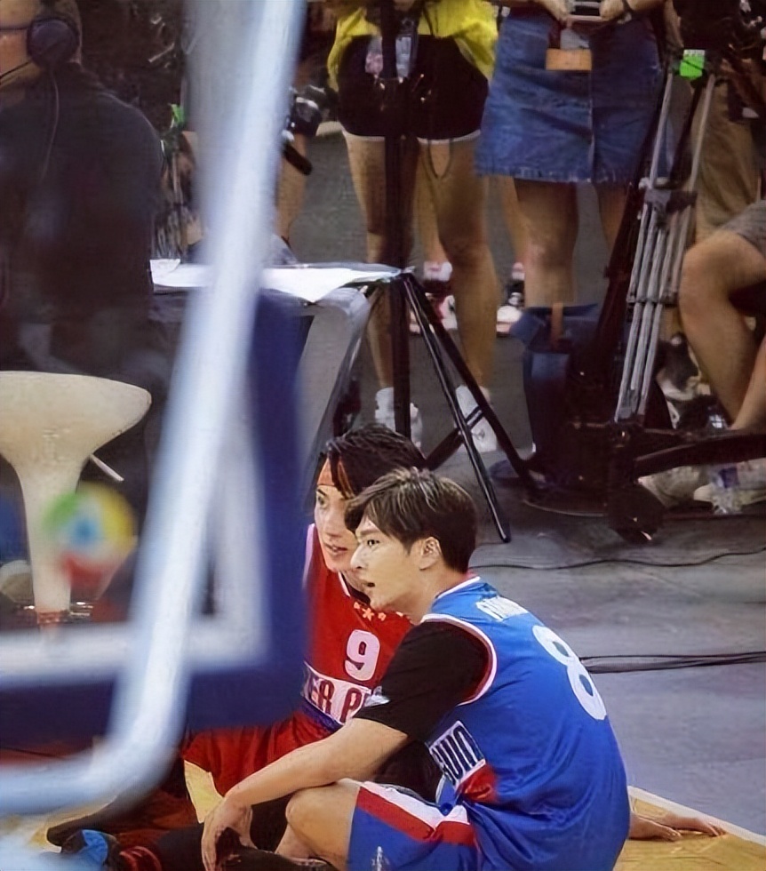 The photo of Aaron Yan and Brother Wu Zun playing basketball together ...