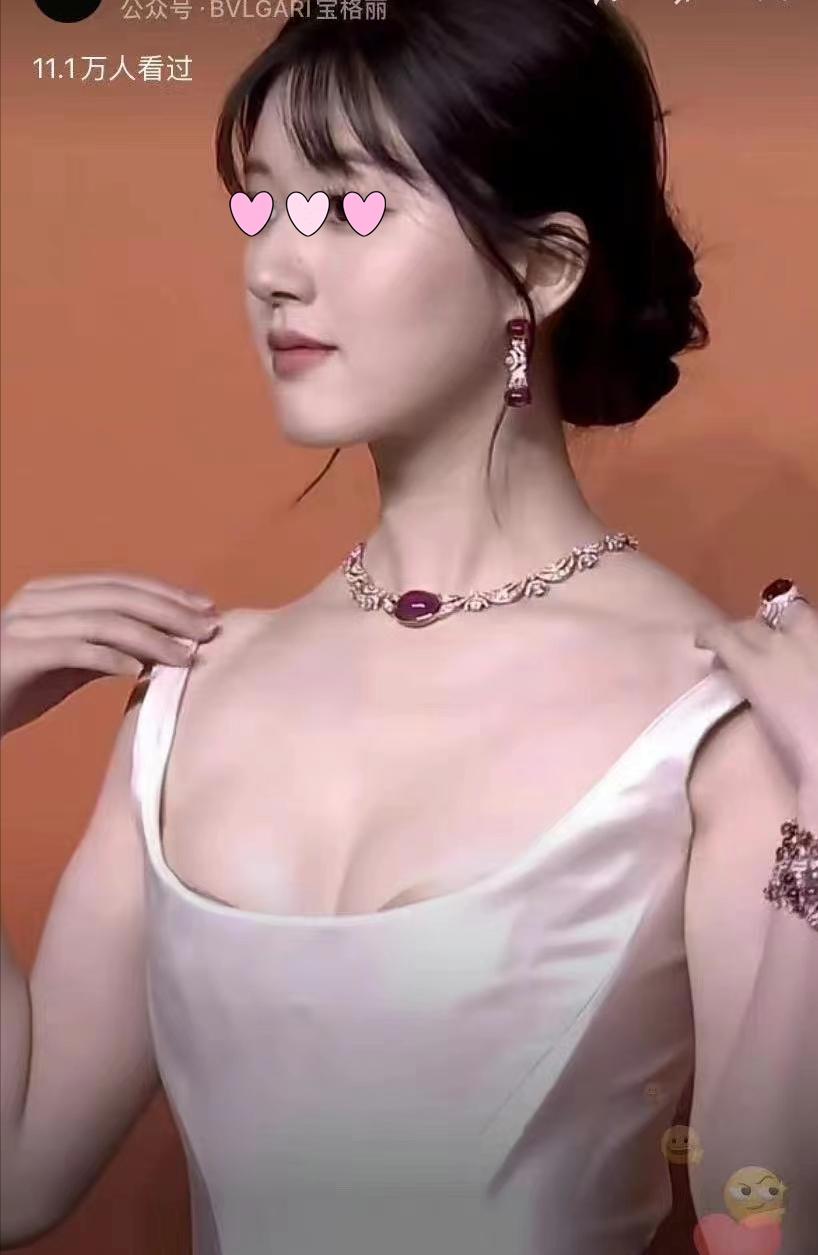 Zhao Lusi's red carpet photos were circulated wildly, and the dress slipped off the chest and ...