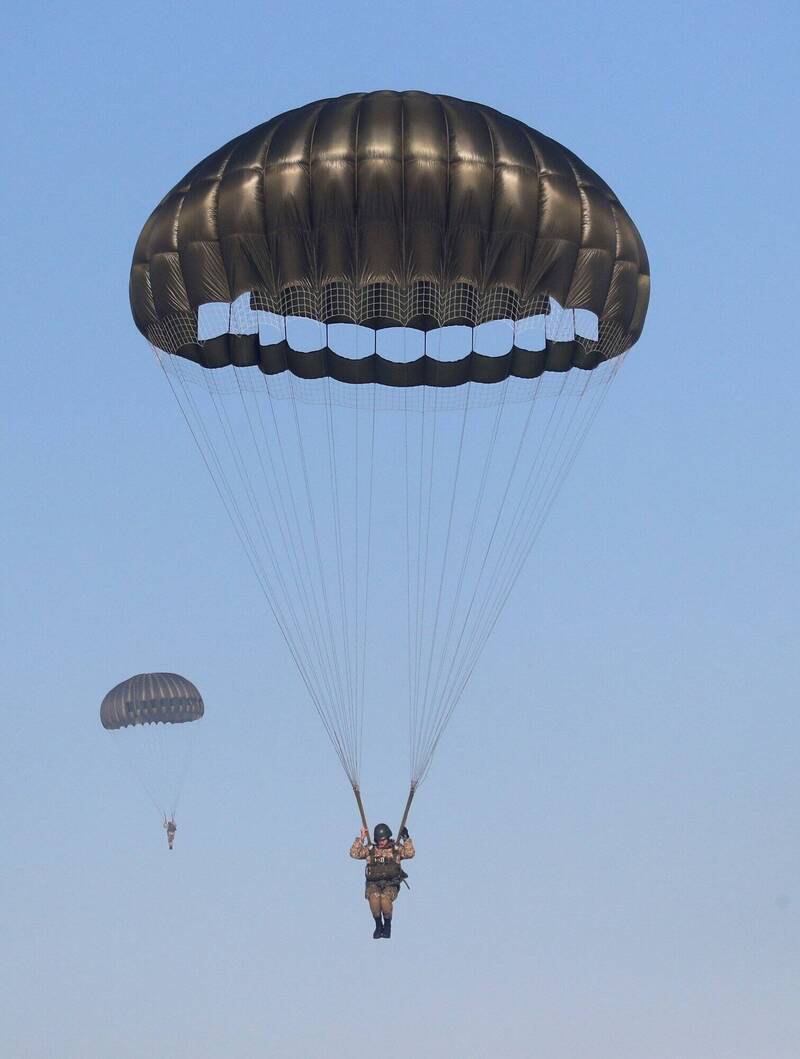 Survive! U.S. woman lands safely after 40 minutes with parachute stuck ...