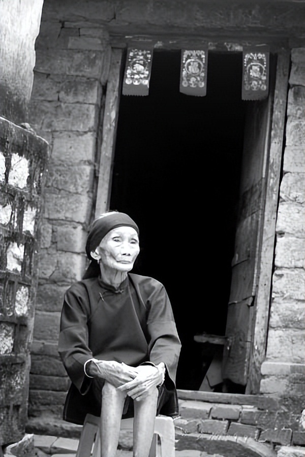 Chen Jinyu, a comfort woman from Hainan Island, recalls her first experience of being raped by ...