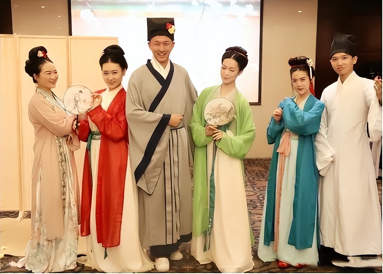 How about the clothes of the literati in the Song Dynasty? Talking ...