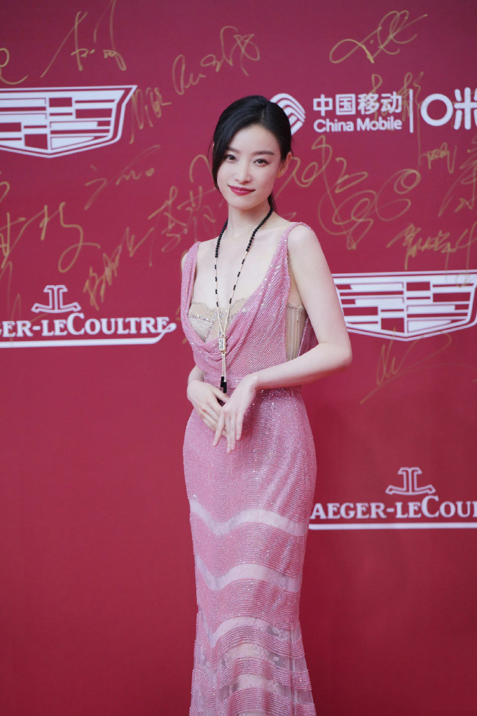 Ni Ni stunned the red carpet of the Shanghai International Film ...