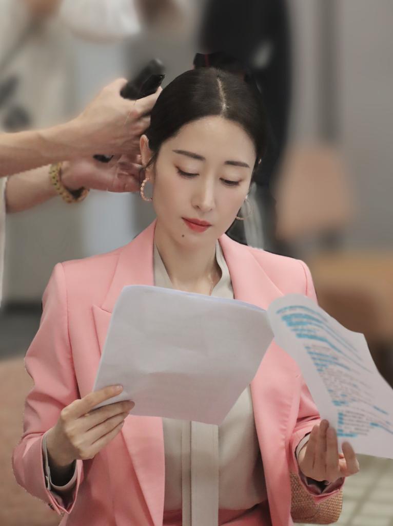46-year-old Liu Mintao kissed the man in the car!Eyes closed and very ...