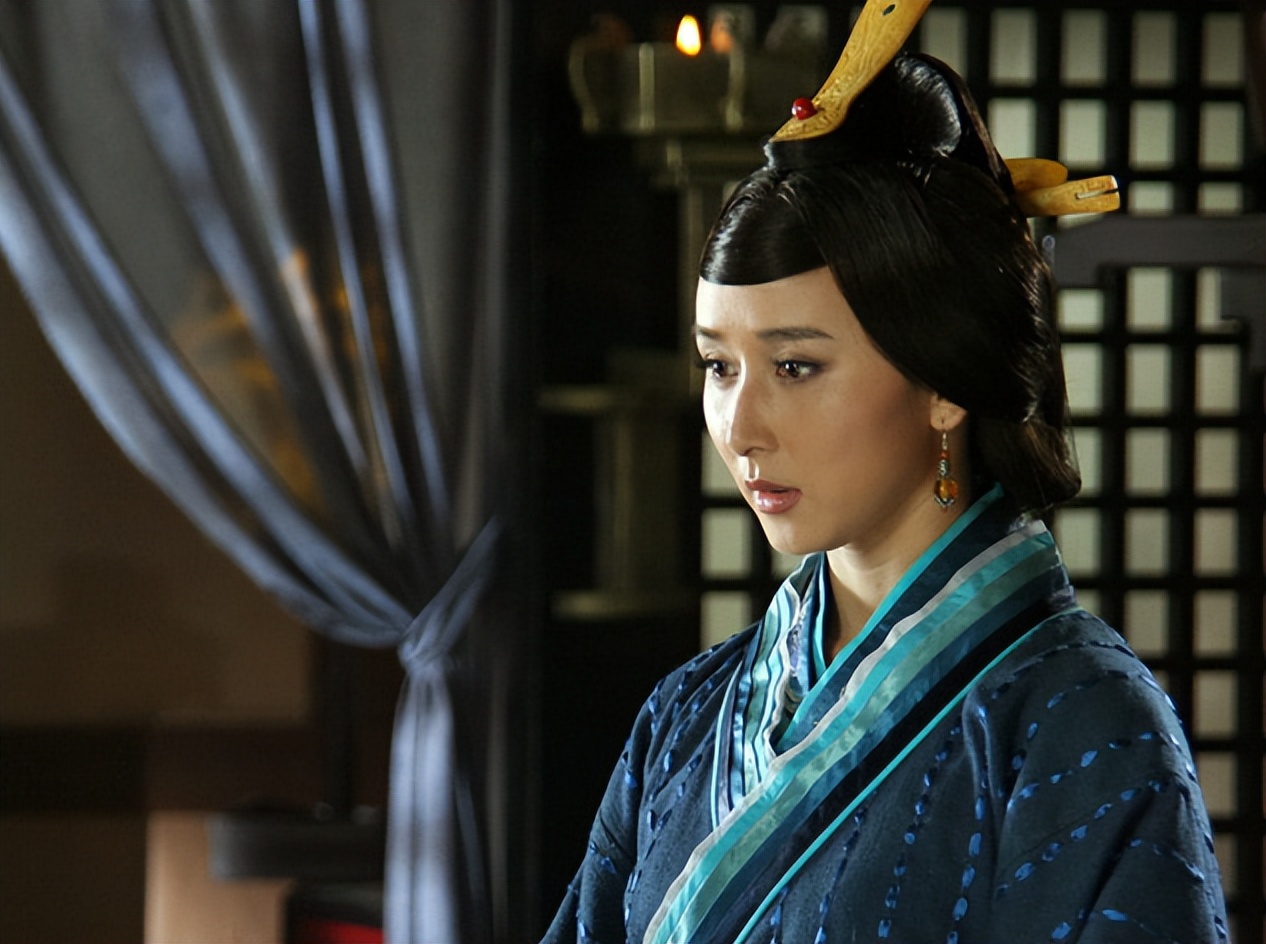 The figure is really "material"! 45-year-old Hu Jing is so beautiful ...