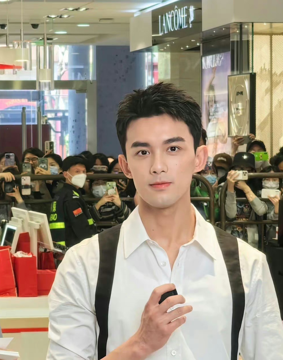 Wu Lei appeared in Hangzhou West Lake Intime, the fans were ...