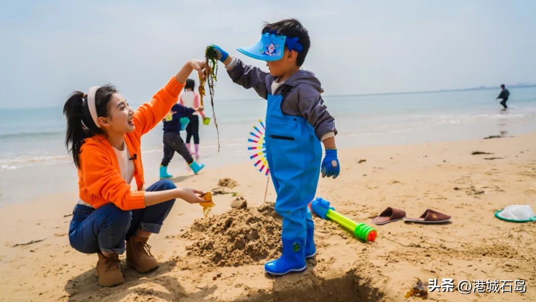 On the big beach, dig and dig and dig... - iNEWS