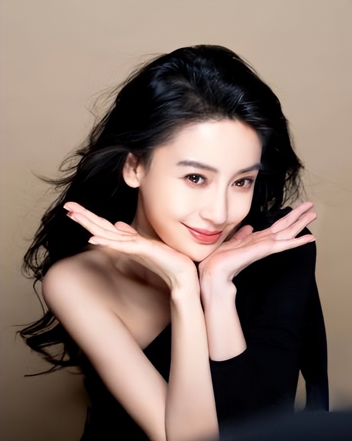 Dazzling star makeup! Angelababy silhouette than heart photo - iNEWS