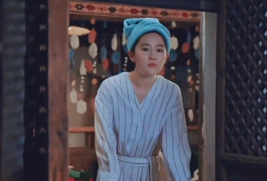 Liu Yifei in the bathrobe version and Xu Hongdou in the shower cap ...