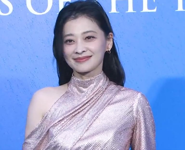 It's the red carpet again! Yang Zifeng is messy, Yin Tao's breasts are ...