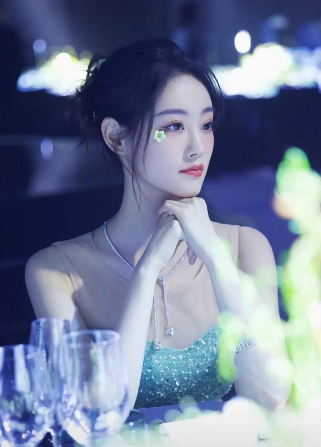 Entertainment broke the news, Zhang Jingyi Zhou Ye, Huang Minghao Yu ...