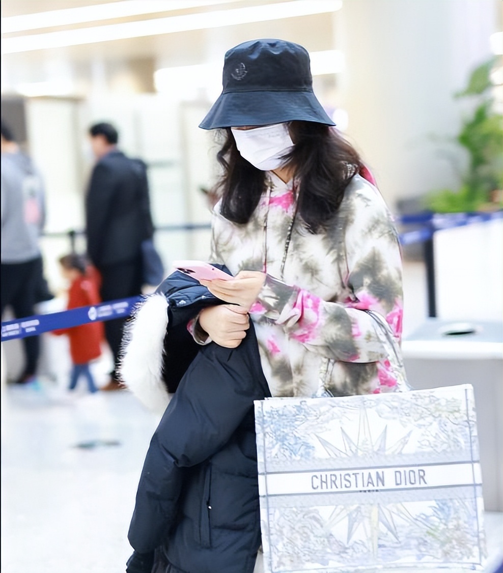 Wang Shiling and her father Wang Yuelun are in the same frame, carrying ...