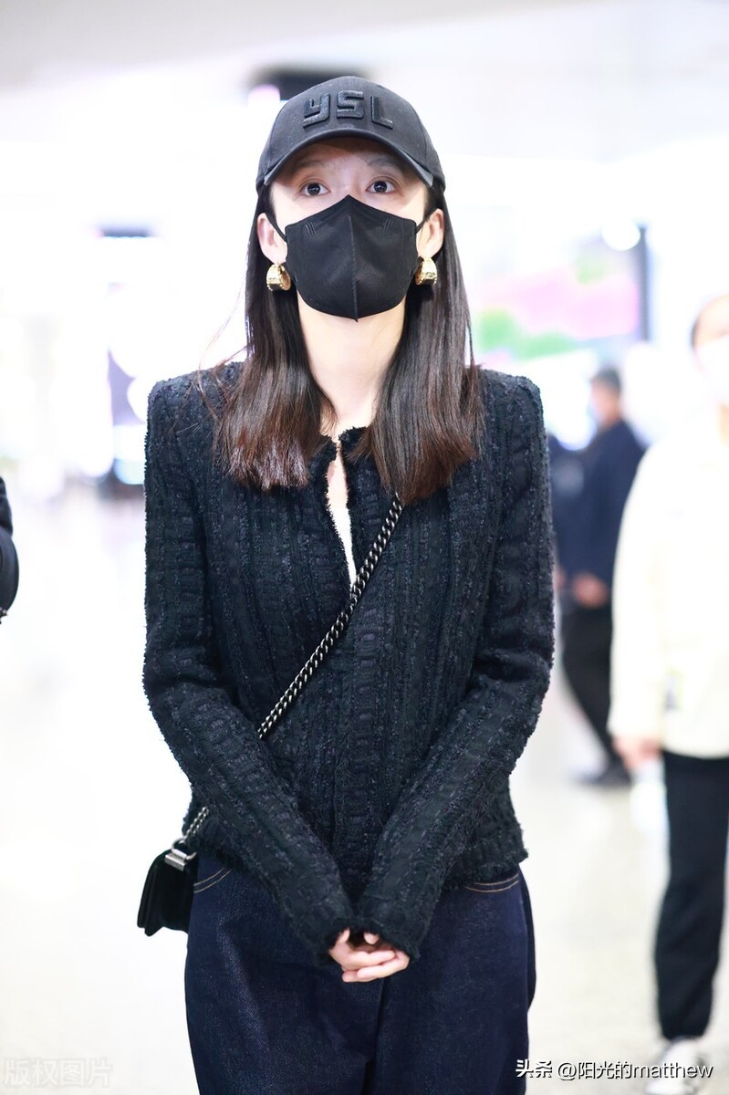 Li Qin appeared at Beijing Airport, dressed in a low-key and lazy solid ...